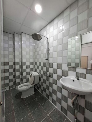 Quarto Duplo | Casa de banho | Um polibã, artigos de higiene pessoal grátis, um secador de cabelo