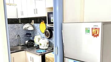 Apartamento, varanda, Vista para a cidade | Cozinha privada | Um frigorífico