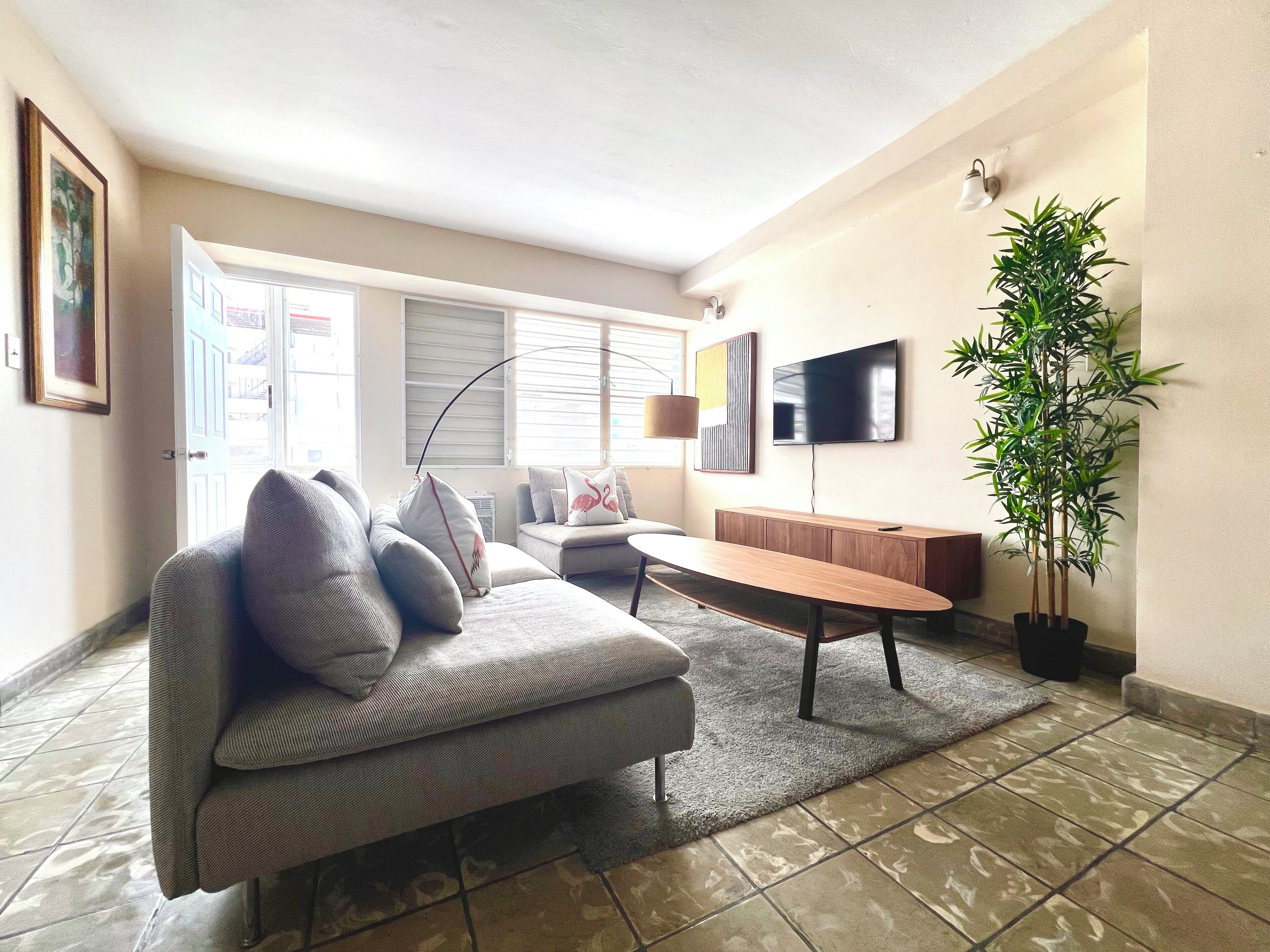 Cozy 2-bedroom Apartment With Ac In Vibrant San Juan - San Juan