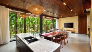 Villa, vista para a piscina | Interior