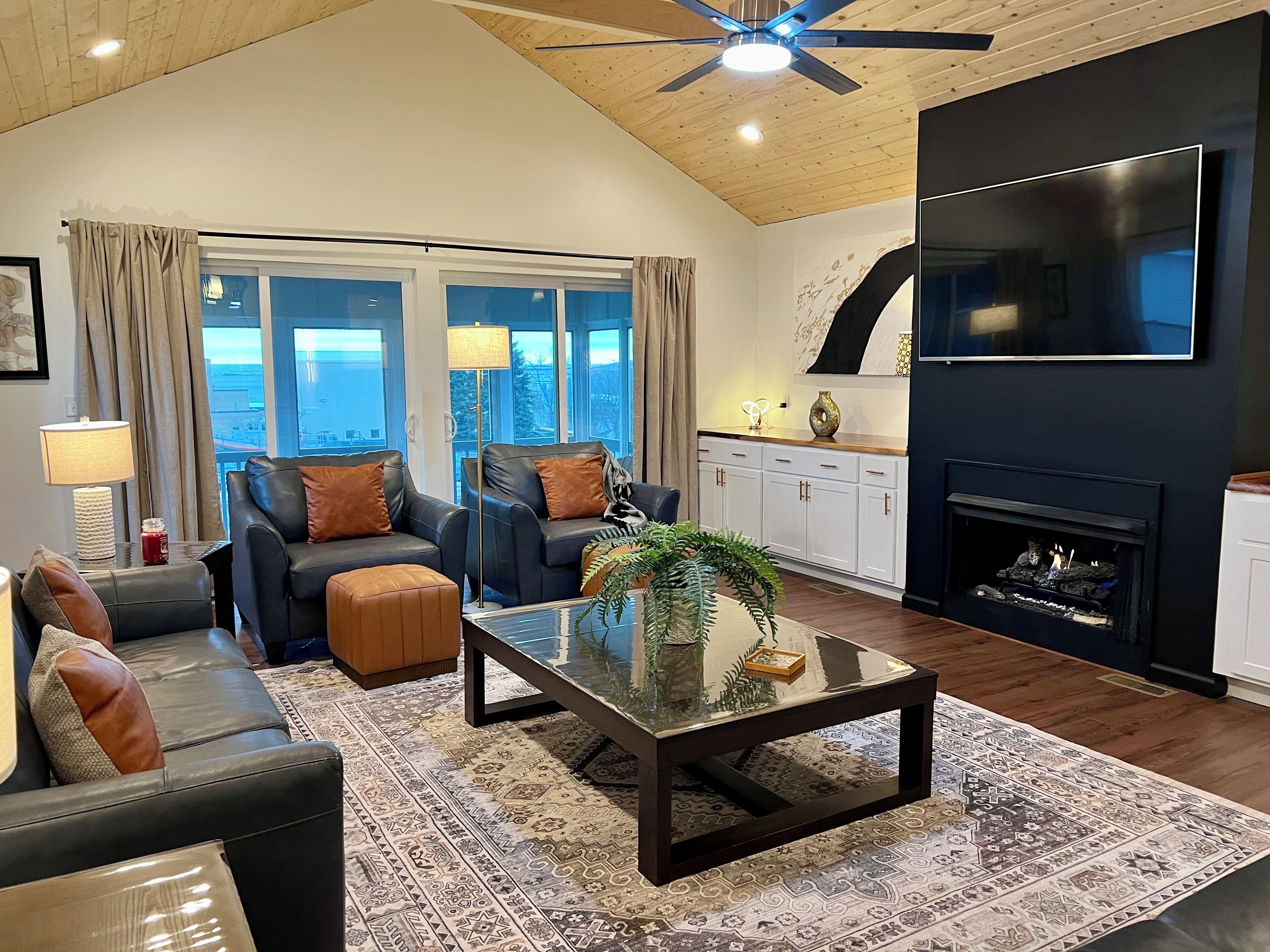 Harbor Lights Retreat In Oswego Ny, Across From Lake Ontario/ Wrights Landing - Oswego, NY