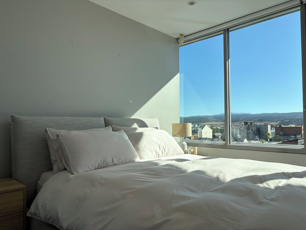 Top Floor Apartment Sebel Hotel, short walk to Foo Fighters Concert ...