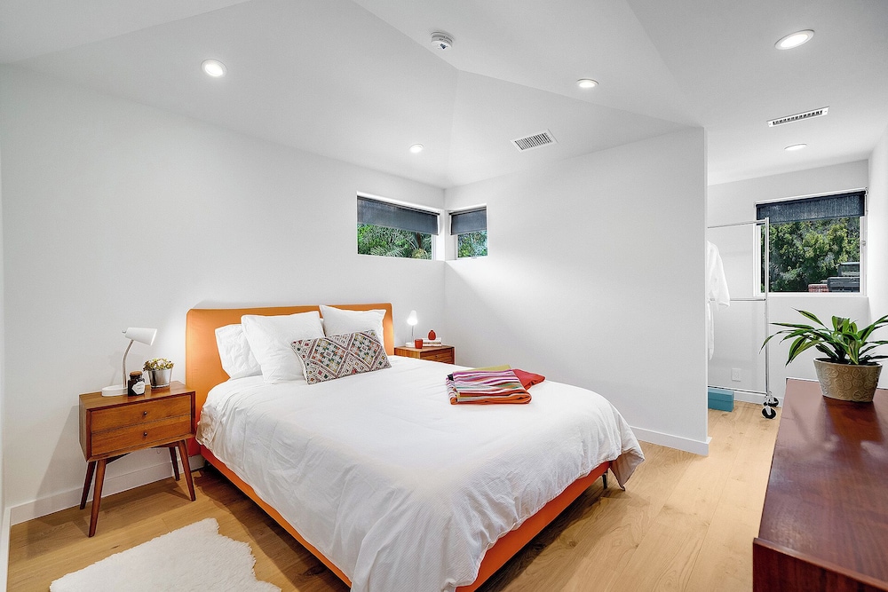 Modern Bird's Nest in Studio City Reviews, Deals & Photos 2026 - Vrbo