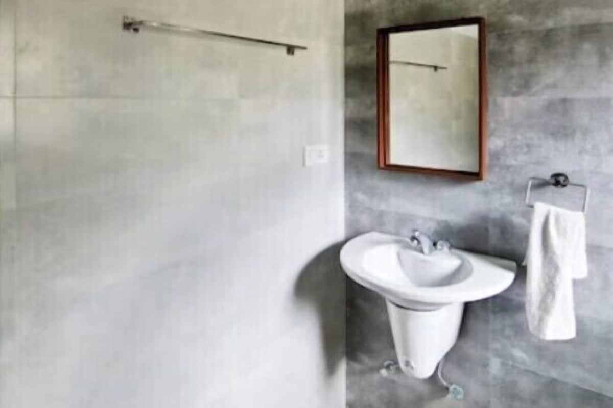 Um polibã, artigos de higiene pessoal grátis, toalhas fornecidas