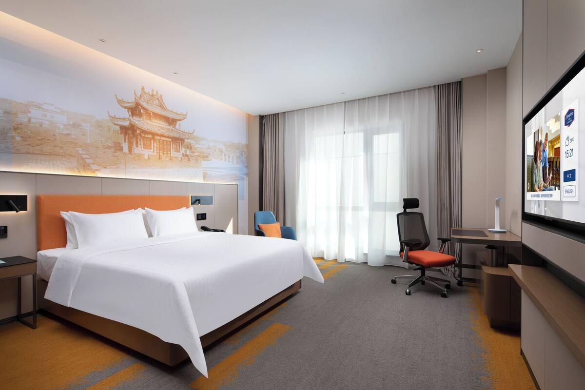 Quarto solteiro conforto | Escrivaninha, espaço de trabalho para notebook, cortinas blackout