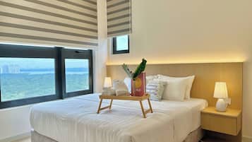 Dúplex Deluxe, 2 quartos, Vista para a cidade | Cortinas/cortinados opacos, ferro/tábua de engomar, Wi-fi grátis