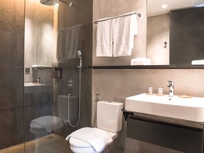 Quarto Deluxe | Casa de banho | Um polibã, um secador de cabelo, toalhas fornecidas, sabão