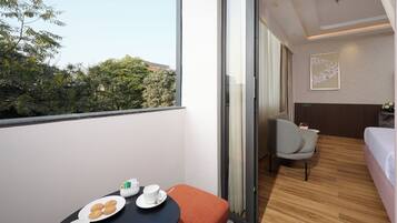 Escrivaninha, espaço de trabalho para notebook, cortinas blackout