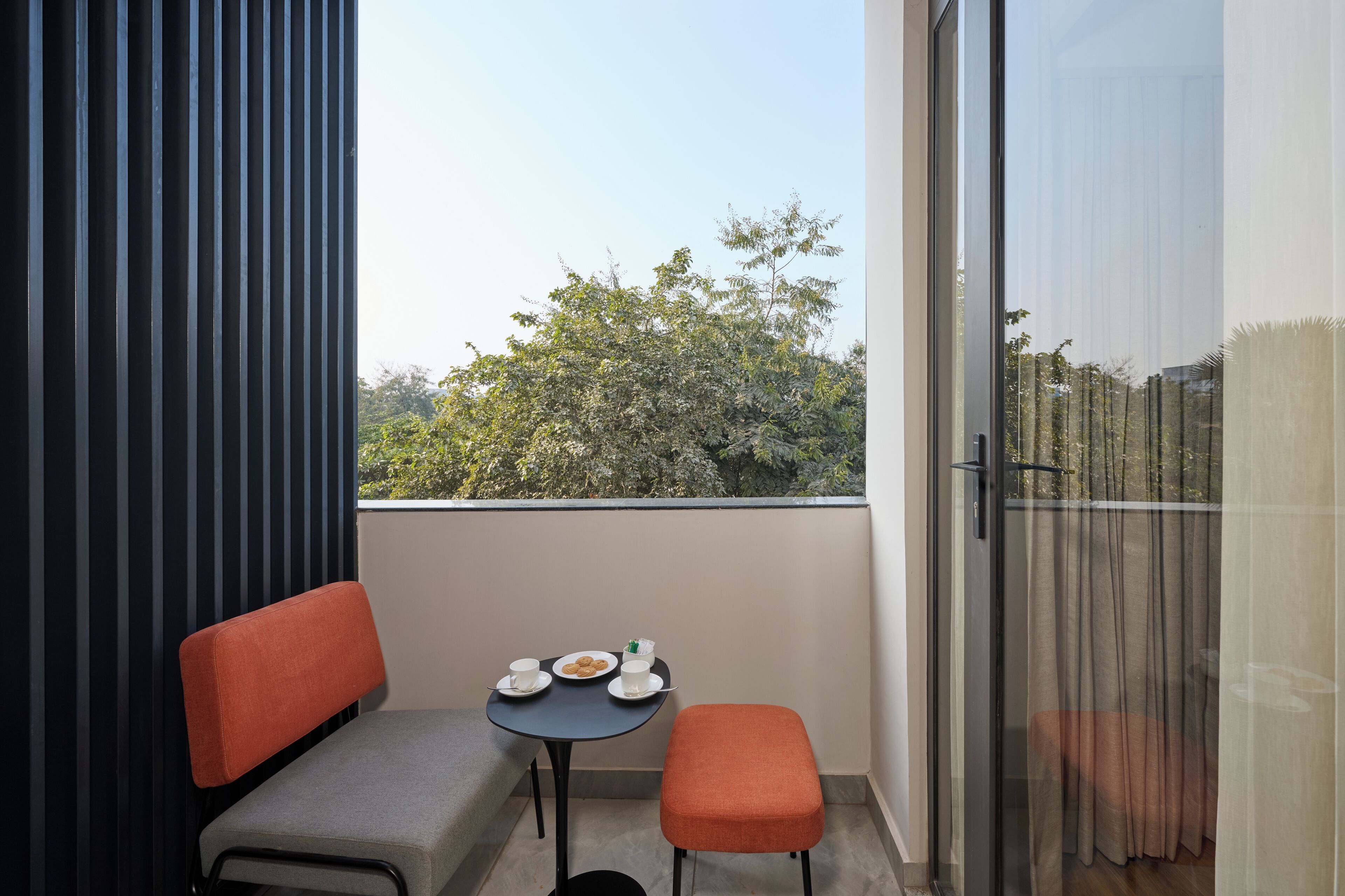 Secretária, secretária adequada para computadores portáteis 