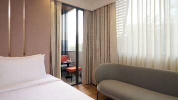 Escrivaninha, espaço de trabalho para notebook, cortinas blackout