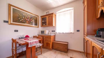 Apartamento Deluxe, varanda, vista para a montanha | Cozinha privada | Uma máquina de café expresso, uma cafeteira/bule, uma chaleira elétrica