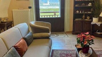 Apartamento Deluxe, varanda, vista para a montanha | Sala de estar | Televisor de ecrã plano de 50 polegadas com canais por cabo