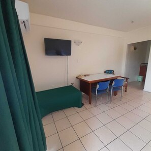 Quarto Duplo Comfort, 2 camas de casal, vista para o pátio | Secretária, secretária adequada para computadores portáteis 