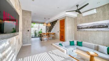 Villa de Luxo, lanai (alpendre havaiano), vista para a piscina | Sala de estar | TV de ecrã plano
