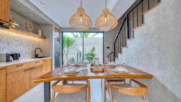 Villa de Luxo, lanai (alpendre havaiano), vista para a piscina | Cozinha privada | Uma chaleira elétrica