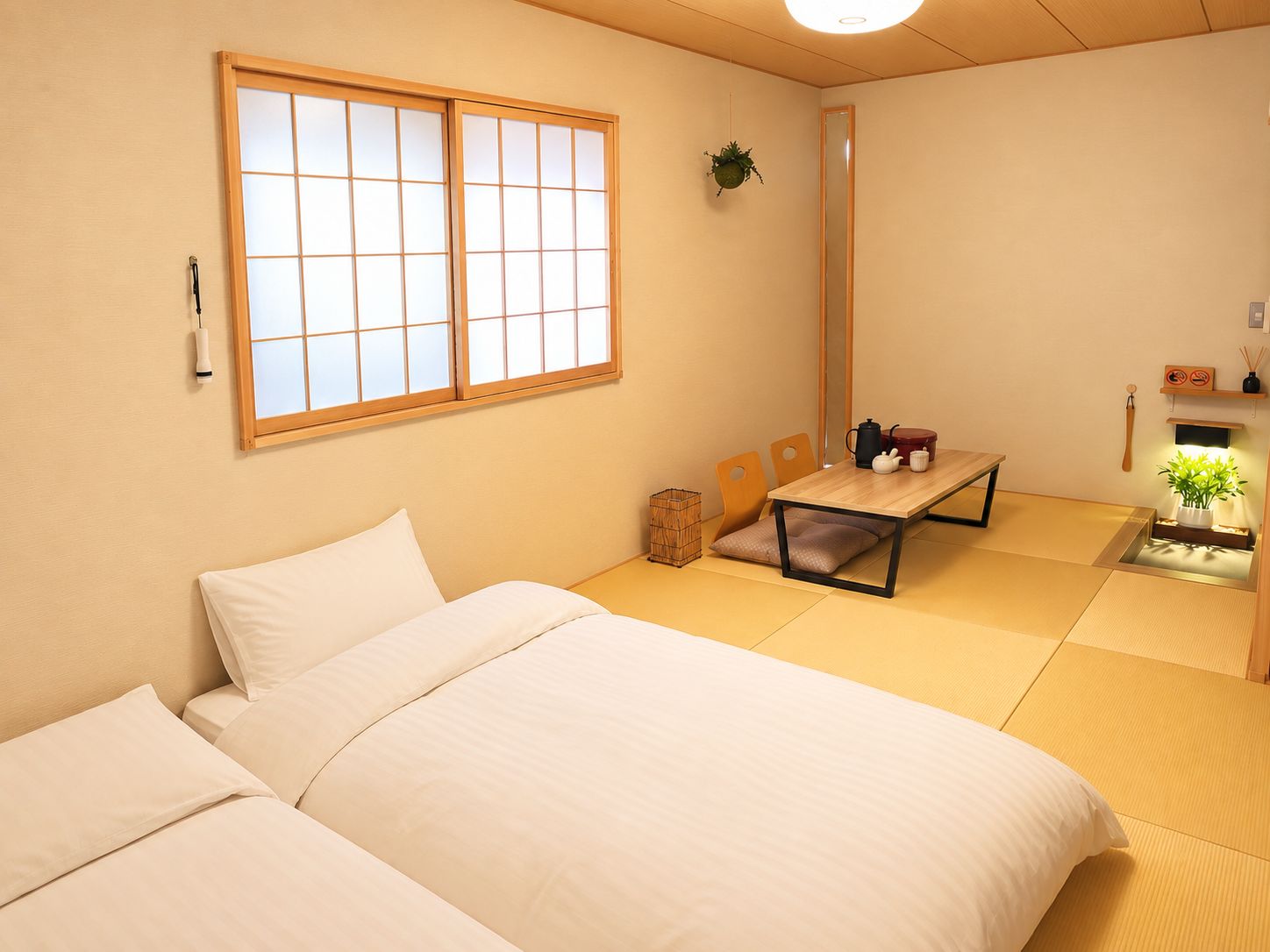 Quarto com cama, mesa, cadeiras, uma pequena planta e janela com vista.