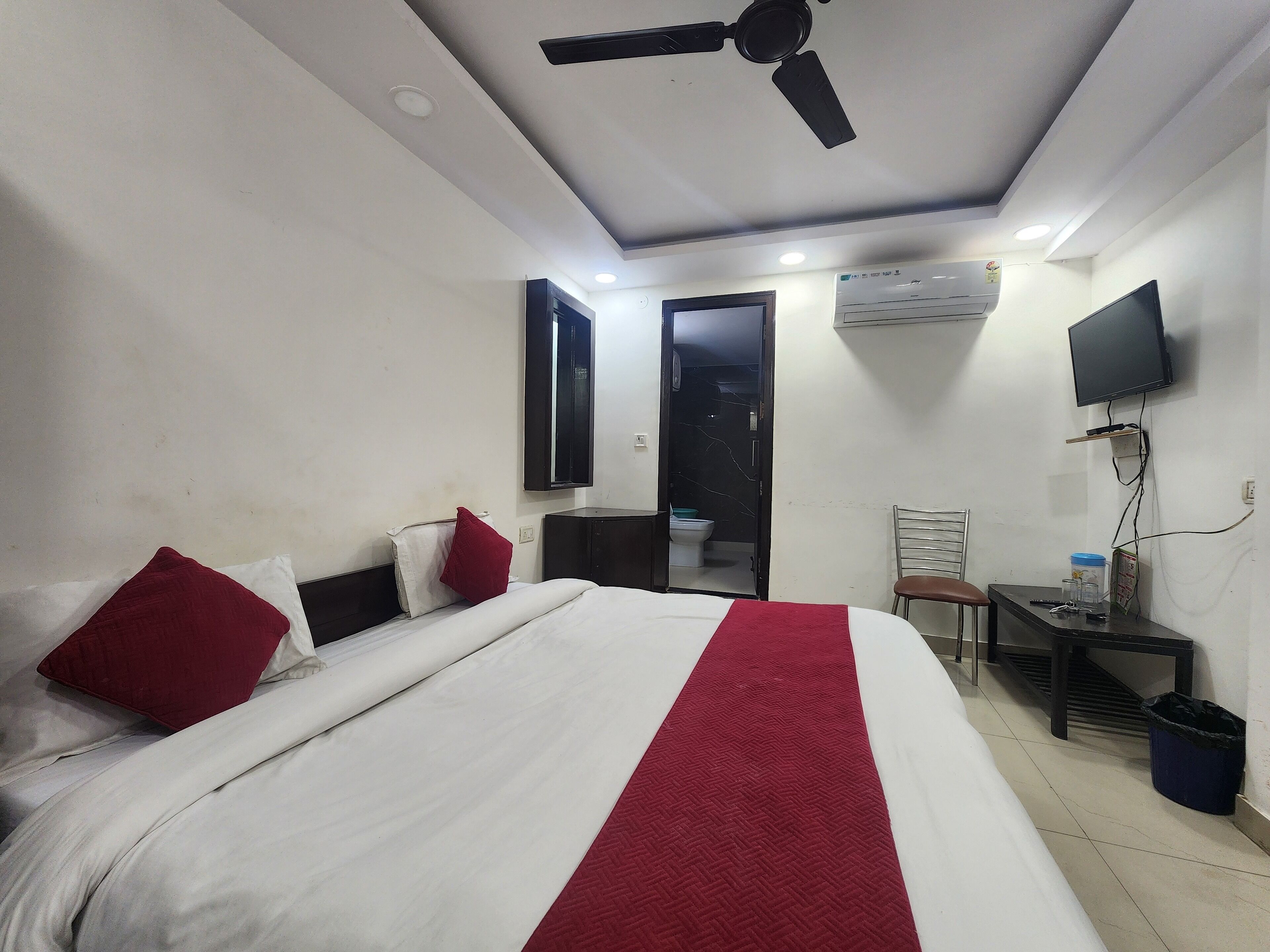 Quarto solteiro luxo | Escrivaninha, Wi-Fi de cortesia, roupa de cama