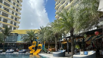 Piscina interior, 3 piscinas exteriores, toldos gratuitos, guarda-sóis