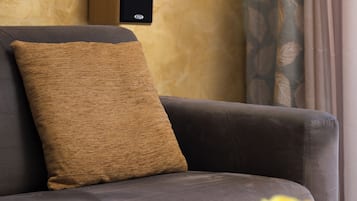 Apartamento, vista para o mar | Sala de estar | TV de ecrã plano