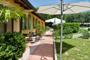 Apartamento design, varanda, vista para o pátio | Opções para refeição ao ar livre