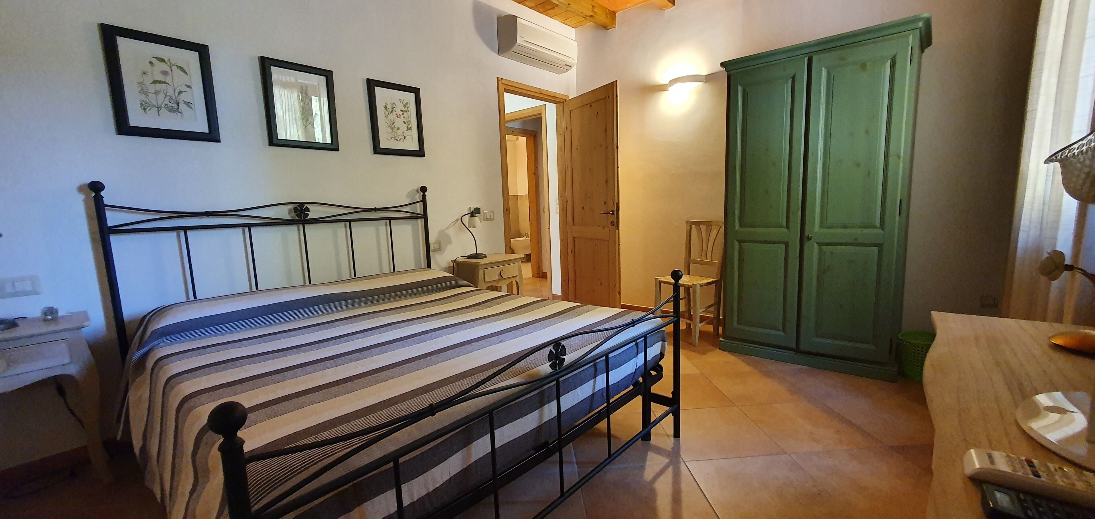 Apartamento clássico, varanda, vista para o pátio | Cortinas blackout, ferros/tábuas de passar roupa, Wi-Fi de cortesia