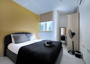 Cobertura, vista para o mar | Cortinas blackout, ferros/tábuas de passar roupa, Wi-Fi de cortesia