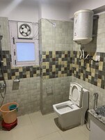 Suite Lua de Mel, Vista para a cidade | Casa de banho | Um polibã, toalhas fornecidas, sabão, champô 