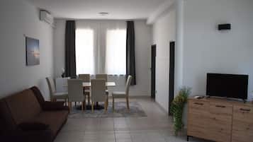 Suíte superior, 1 quarto, varanda | Área de estar