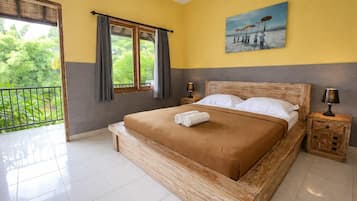 Quarto casal luxo, sacada, vista para a piscina | Espaço de trabalho para notebook, Wi-Fi de cortesia