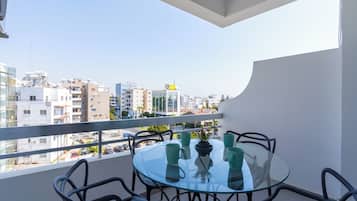 Apartamento, 3 quartos, cozinha, vista para a cidade | Opções para refeição ao ar livre