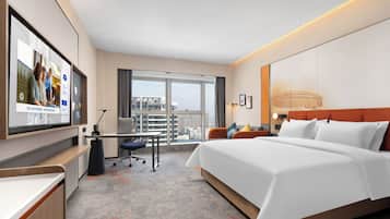 Quarto solteiro superior, vista para a cidade | Escrivaninha, espaço de trabalho para notebook, cortinas blackout