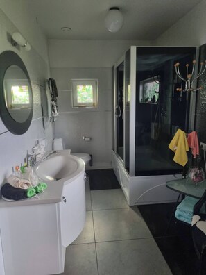 Casa, 4 quartos, fumadores, varanda | Casa de banho