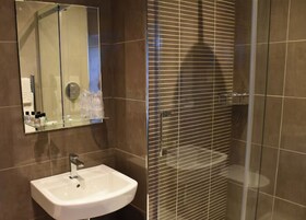 Cofre no quarto, cortinas/cortinados opacos, ferro/tábua de engomar 