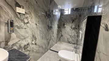 Quarto premium | Banheiro | Chuveiro, toalhas de banho, sabonete, shampoo