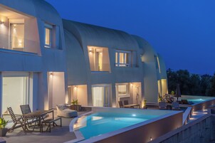 Piscina exterior, guarda-sóis, espreguiçadeiras 