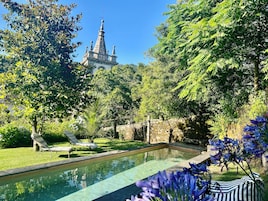 Piscina exterior, guarda-sóis, espreguiçadeiras