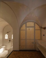 Suite, junto ao jardim | Casa de banho | Um secador de cabelo, roupões, chinelos, toalhas fornecidas