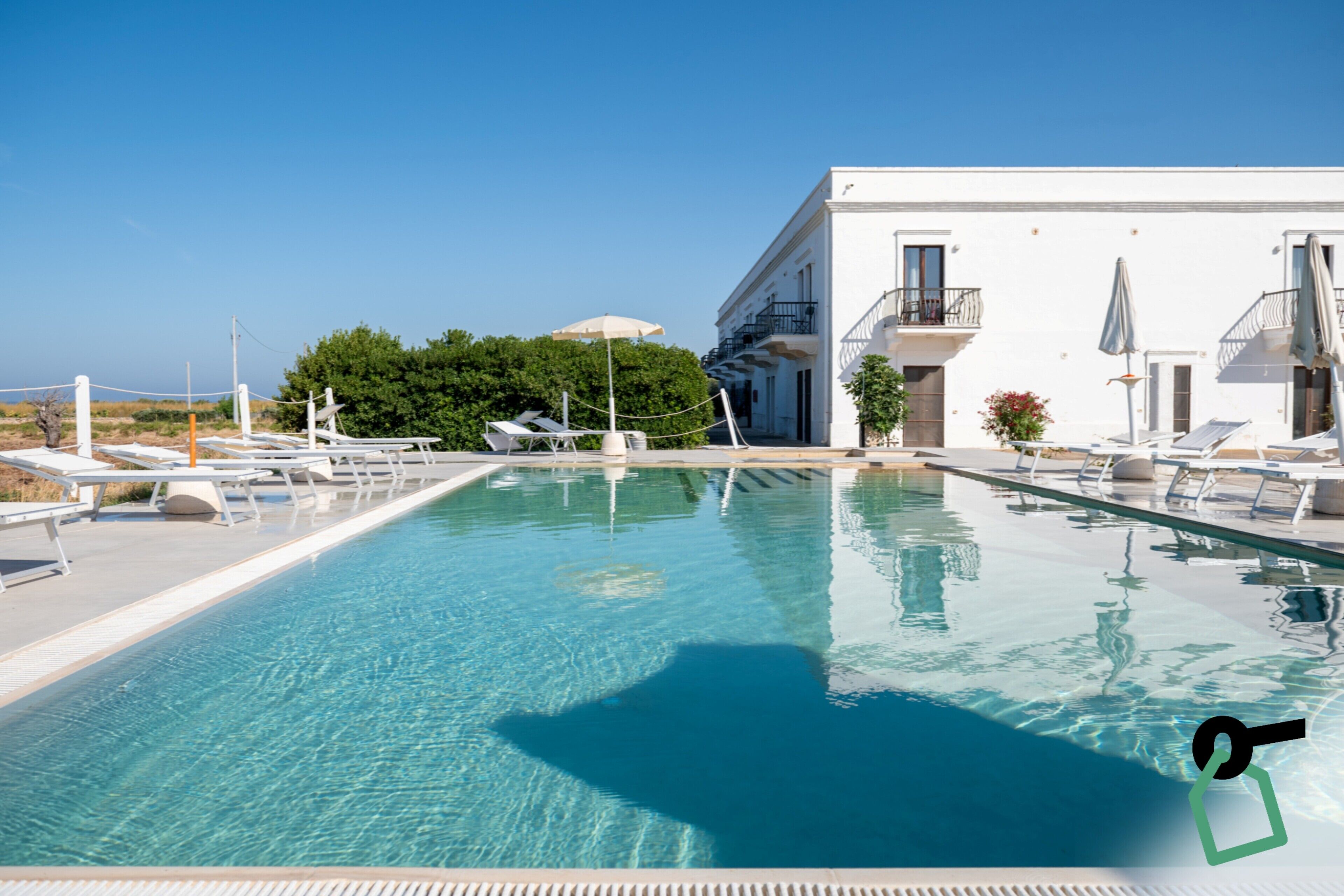 Piscina externa sazonal, guarda-sóis, espreguiçadeiras