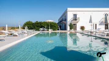 Piscina externa sazonal, guarda-sóis, espreguiçadeiras
