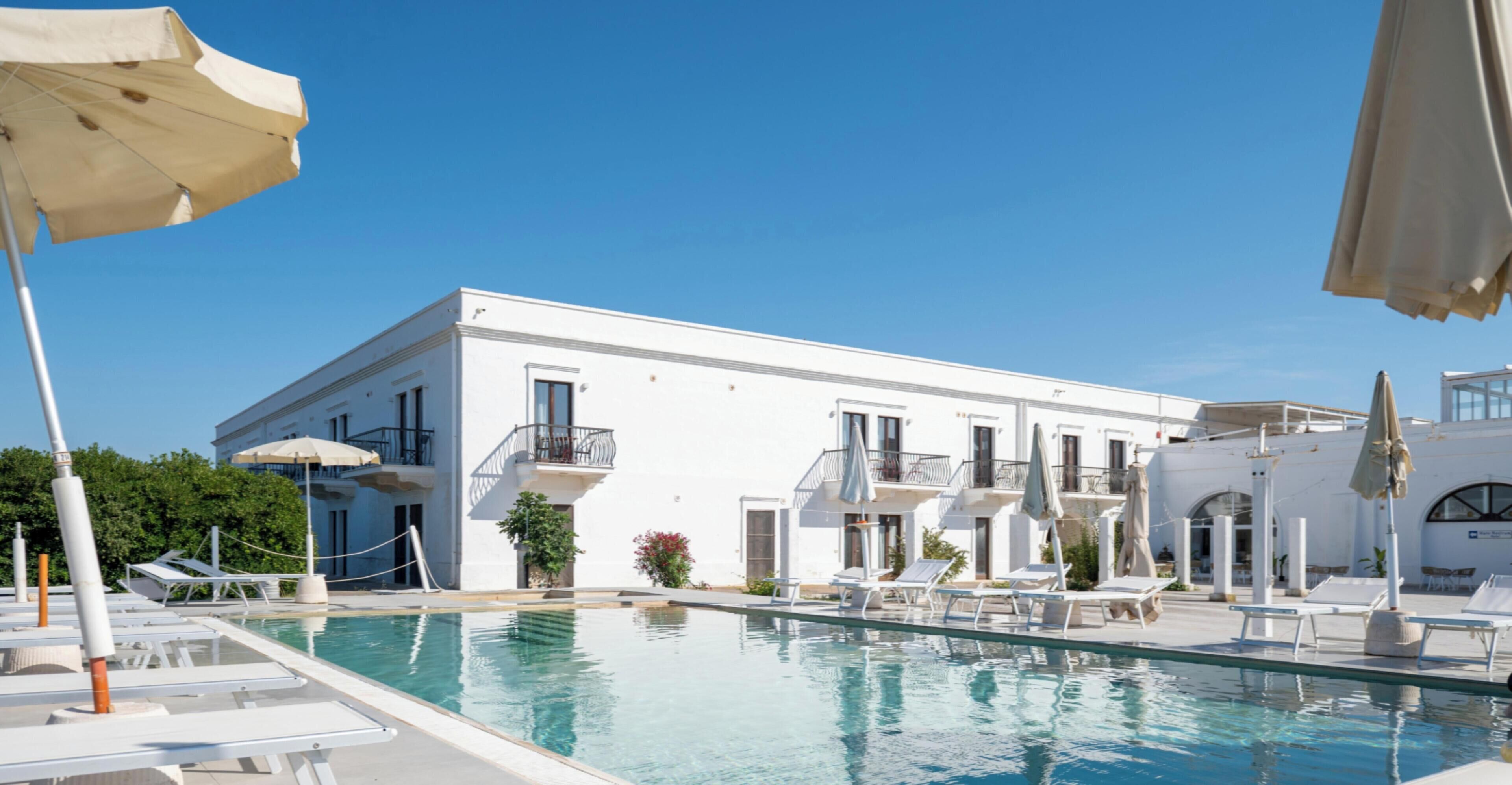 Piscina externa sazonal, guarda-sóis, espreguiçadeiras