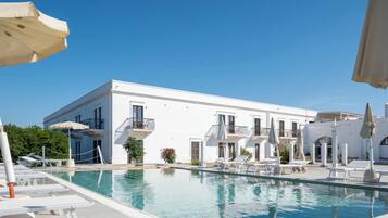 Piscina externa sazonal, guarda-sóis, espreguiçadeiras