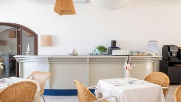 Café da manhã com buffet grátis todos os dias