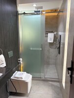 Quarto de Luxo, vista para o pátio | Casa de banho | Um polibã, um secador de cabelo, chinelos, toalhas fornecidas