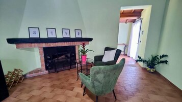 Apartamento luxo, vista para o jardim | Área de estar | Smart TV 43 polegadas com canais digitais