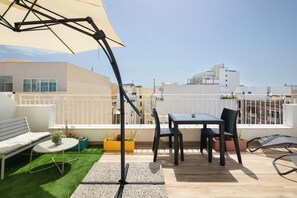 Cobertura, vista para a cidade | Opções para refeição ao ar livre