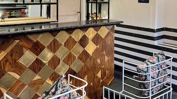 Quarto Duplo Comfort | Bar (no alojamento)