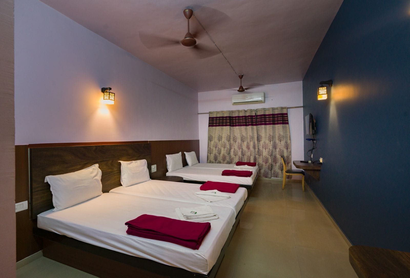 Cofre no quarto, secretária adequada para computadores portáteis 