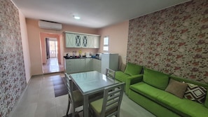 Apartamento Familiar, 1 quarto, vista para a praia | Sala de estar