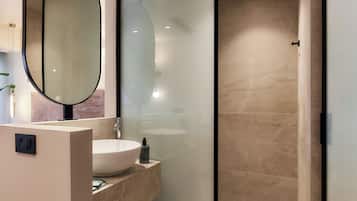 Superior Room | Casa de banho | Um polibã, um chuveiro fixo, artigos de higiene ecológicos