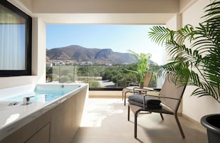 Junior Suite with Pool View and Jacuzzi | Banheira de hidromassagem